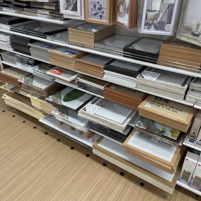 b2ポスターフレームは売ってる場所はどこ？ダイソーやセリアなどの100均やホームセンターも調査 | kausearch - カウサーチ